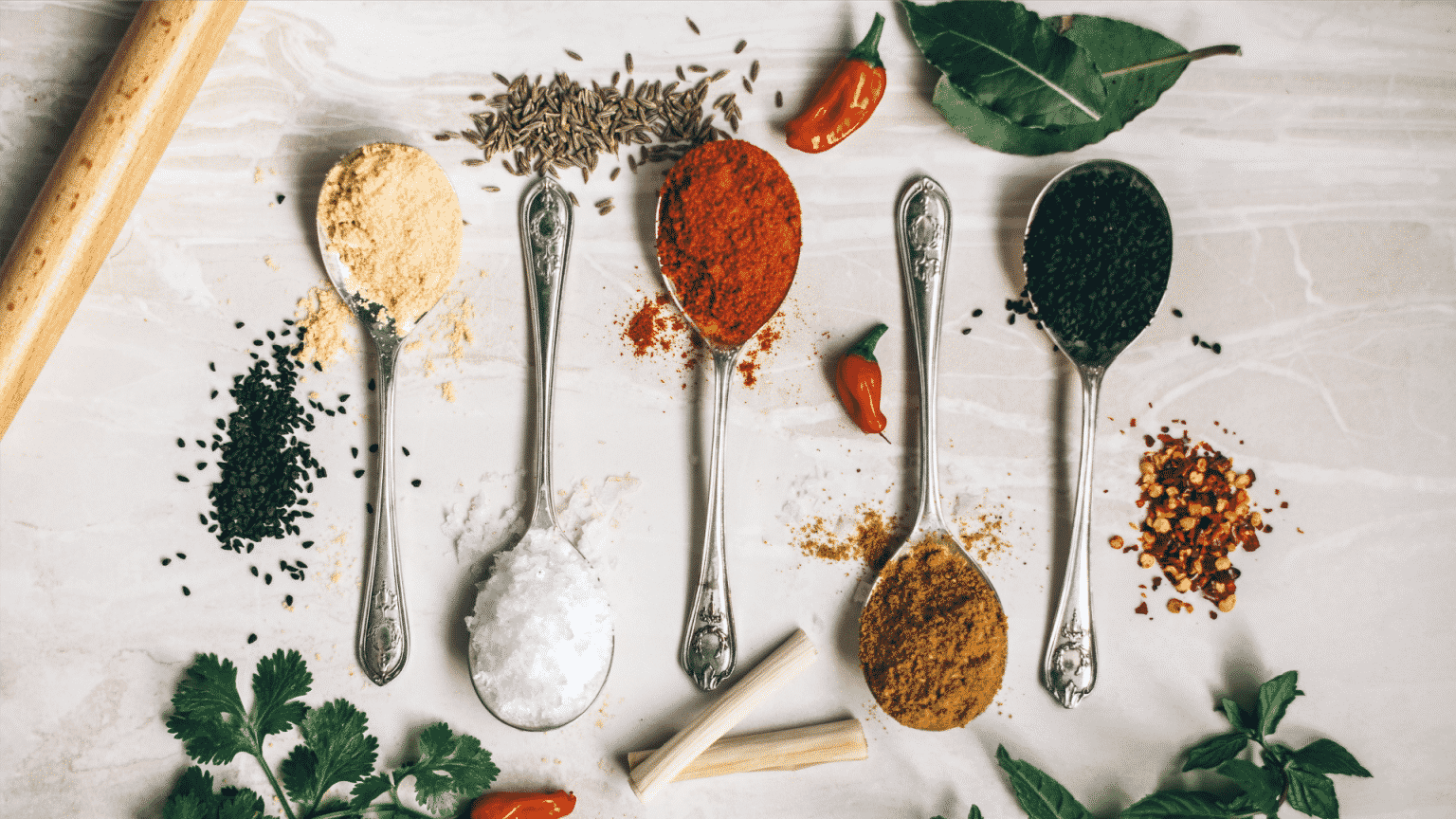 Guia de temperos naturais: 26 tipos de temperos e como consumir - Boomi