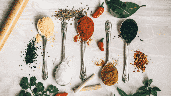 Guia de temperos naturais: 26 tipos de temperos e como consumir - Boomi